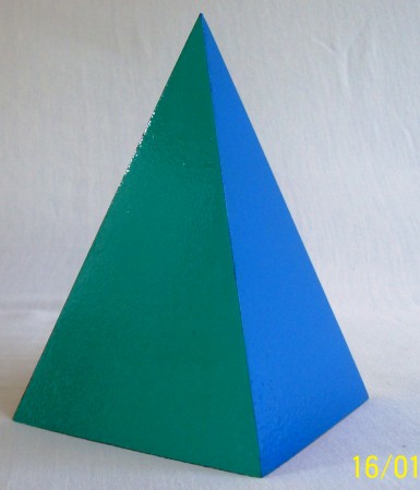 Pirâmide Quadrangular.jpg :: Sólidos Geométricos